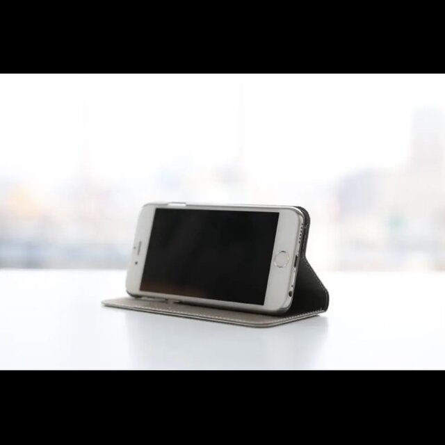 影からこんにちは｜カルバセラン｜帯あり手帳型iPhoneケース | iichi 日々の暮らしを心地よくするハンドメイドやアンティークのマーケットプレイス