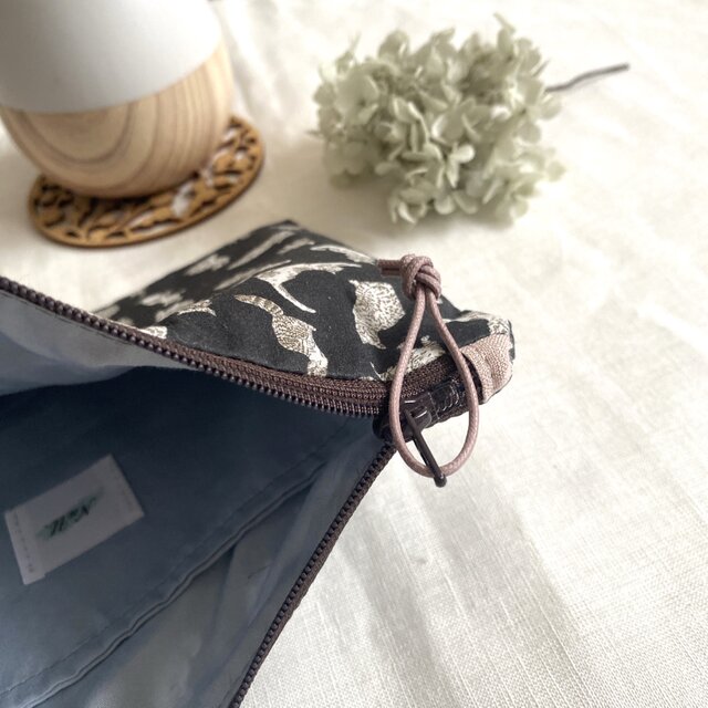 猫好きさんのフラットポーチ＊リバティ・ミャオウ／インクブラック | iichi 日々の暮らしを心地よくするハンドメイドやアンティークのマーケットプレイス