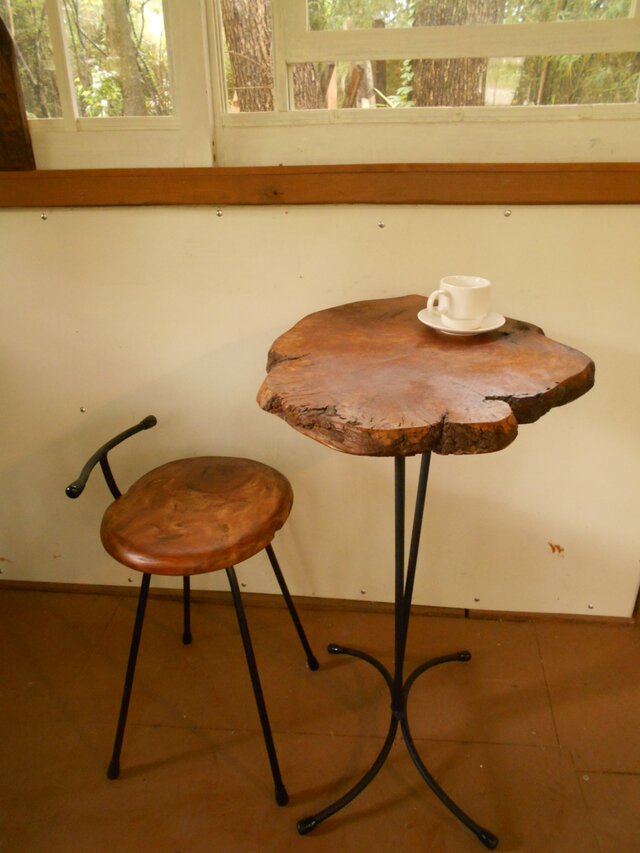 けやきアイアンカフェテーブルイスセット 06-11 | iichi 日々の暮らしを心地よくするハンドメイドやアンティークのマーケットプレイス