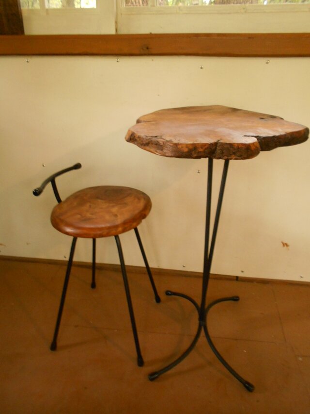 けやきアイアンカフェテーブルイスセット 06-11 | iichi 日々の暮らしを心地よくするハンドメイドやアンティークのマーケットプレイス