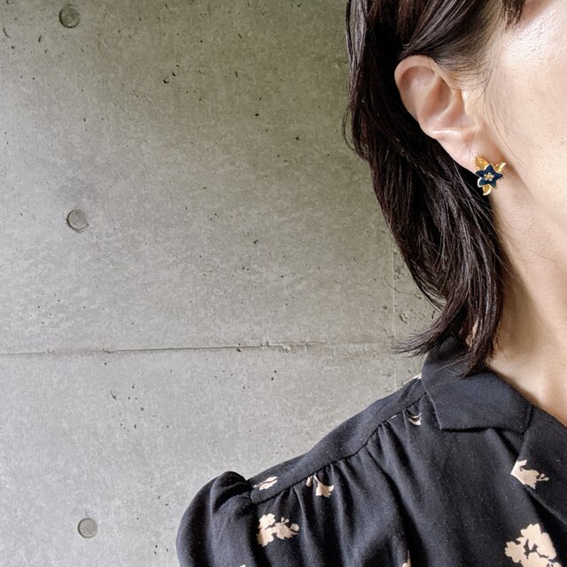 PA346-【 AVON 】エイボン・ヴィンテージピアス 90s Blue Enamel Rhinestone Flowers | iichi 日々の暮らしを心地よくするハンドメイドや ...