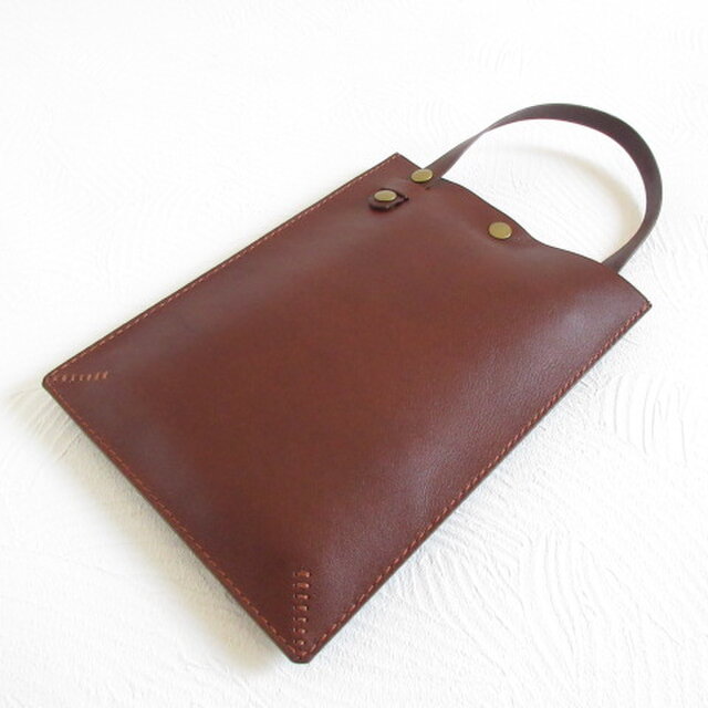 手縫い☆《牛革》ワイドフラット・2WAYサコッシュ・ダークブラウン・スムース・081 | iichi 日々の暮らしを心地よくするハンドメイドやアンティークのマーケットプレイス