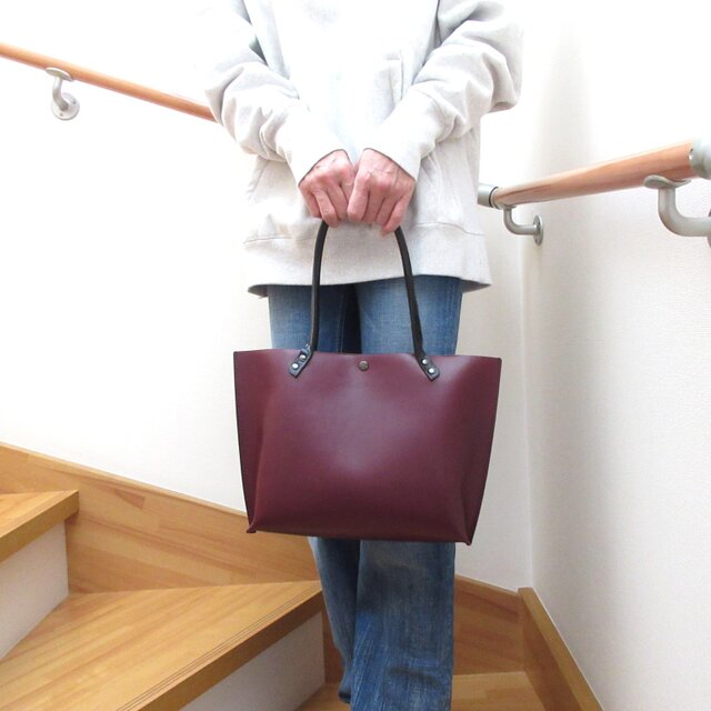 新仕様♪B5サイズ対応《牛革》ロングハンドル・外マチ・ミディアム・トート・スムースワイン・0601 | iichi 日々の暮らしを心地よくするハンドメイドやアンティークのマーケットプレイス