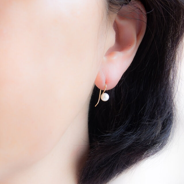 淡水パールのシンプルフックピアス～14KGF | iichi 日々の暮らしを心地よくするハンドメイドやアンティークのマーケットプレイス