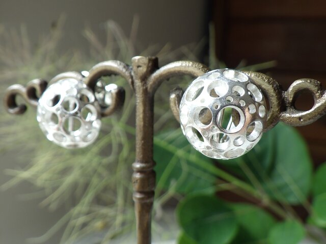 SV 穴あきボールのイヤリング | iichi 日々の暮らしを心地よくするハンドメイドやアンティークのマーケットプレイス