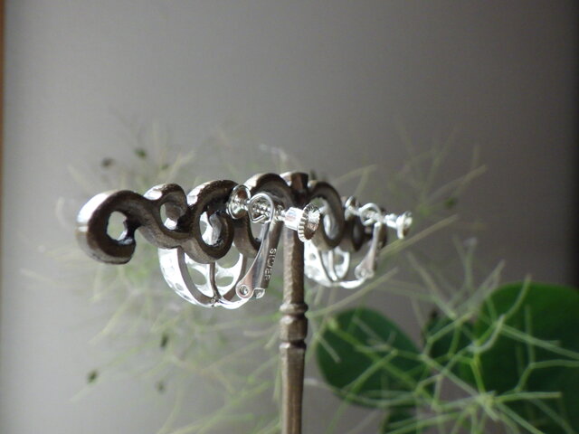 SV 穴あきボールのイヤリング | iichi 日々の暮らしを心地よくするハンドメイドやアンティークのマーケットプレイス