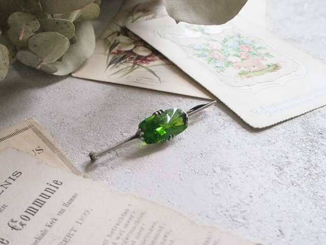 美しいグリーンのガラスのブローチ | iichi 日々の暮らしを心地よくするハンドメイドやアンティークのマーケットプレイス