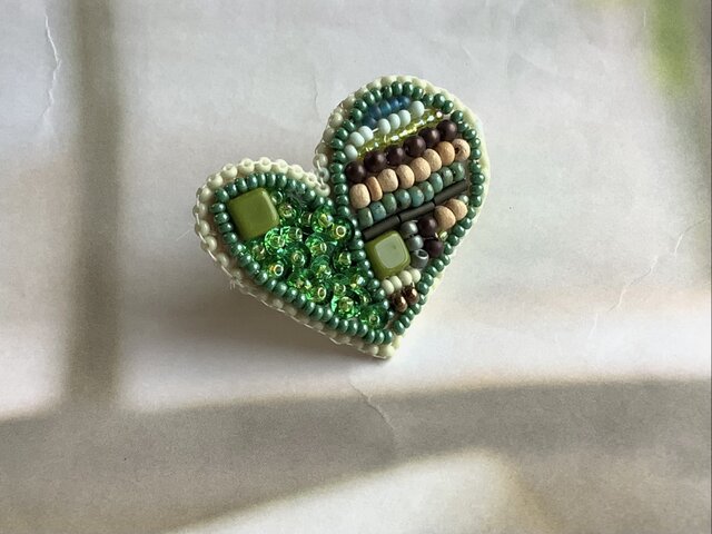 *Always*ハートのブローチ〜いつも心に緑を〜 | iichi 日々の暮らしを心地よくするハンドメイドやアンティークのマーケットプレイス