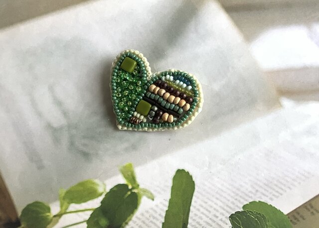 *Always*ハートのブローチ〜いつも心に緑を〜 | iichi 日々の暮らしを心地よくするハンドメイドやアンティークのマーケットプレイス