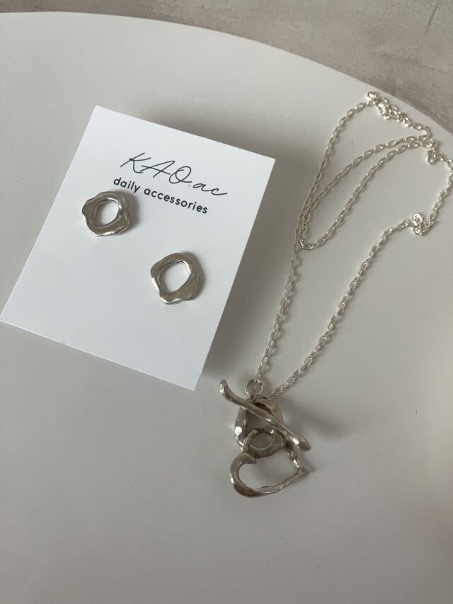 silver950 1点もの ランダム フープ 動きのある輪のピアス | iichi 日々の暮らしを心地よくするハンドメイドやアンティークのマーケットプレイス