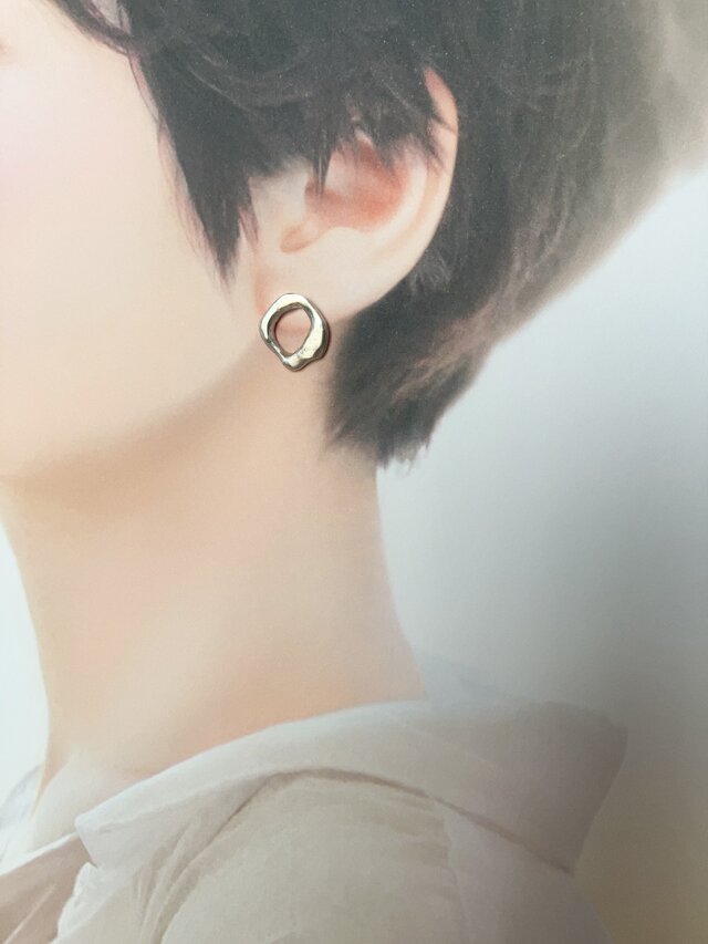 silver950 1点もの ランダム フープ 動きのある輪のピアス | iichi 日々の暮らしを心地よくするハンドメイドやアンティークのマーケットプレイス