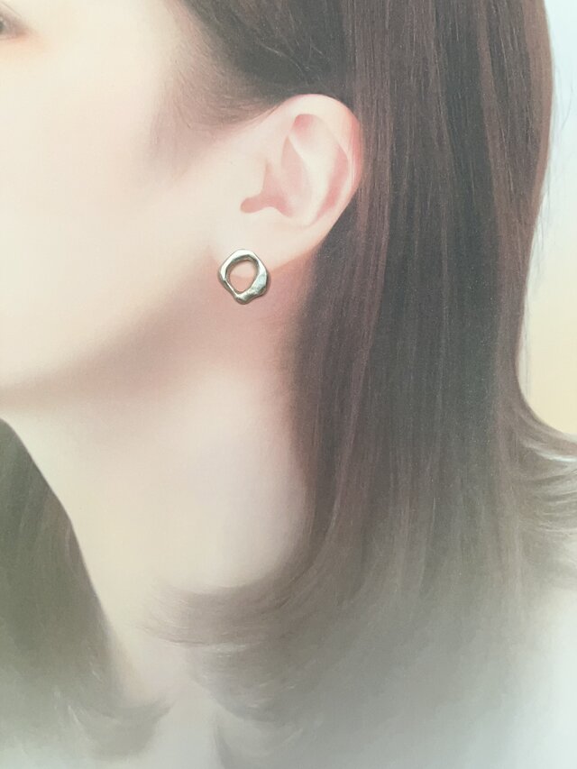 silver950 1点もの ランダム フープ 動きのある輪のピアス | iichi 日々の暮らしを心地よくするハンドメイドやアンティークのマーケットプレイス
