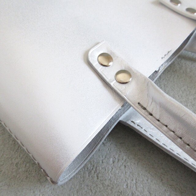 ちょっと贅沢♪《牛革》ハンドステッチ・BOXミニトート・パールホワイト・0583 | iichi 日々の暮らしを心地よくするハンドメイドやアンティークのマーケットプレイス