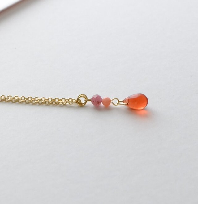 d122-172【3月の誕生石 サンゴ 10月の誕生石 トルマリン】と【ざくろ】ガーリーアレンジネックレス 長さ選べます | iichi 日々の暮らしを心地よくするハンドメイドやアンティークの ...