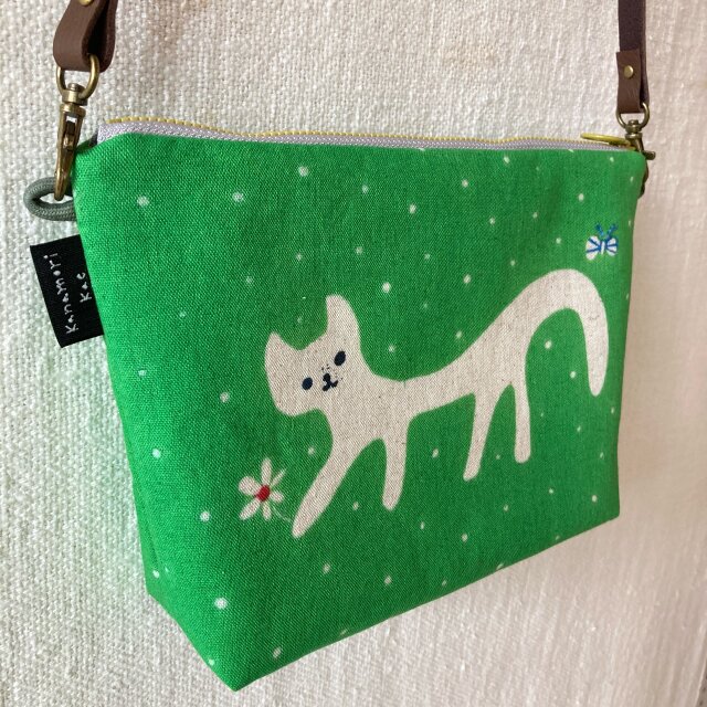 型染め マチありサコッシュポーチ・M「ねこのダンス」 | iichi 日々の暮らしを心地よくするハンドメイドやアンティークのマーケットプレイス