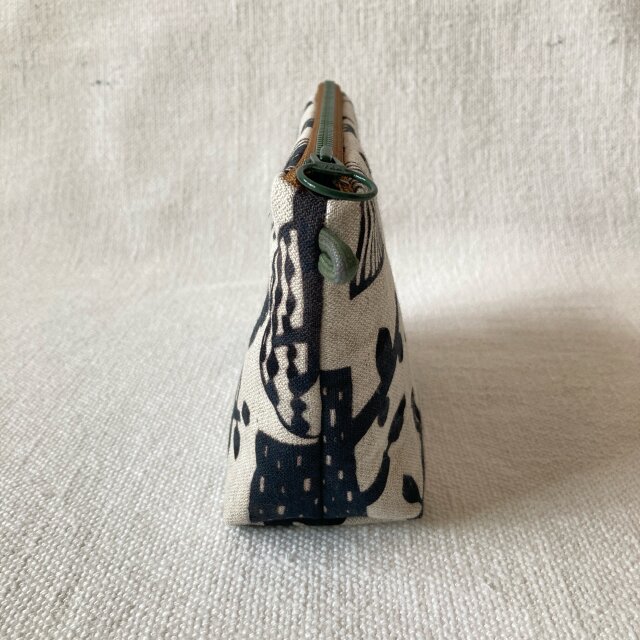 型染め マチありサコッシュポーチ・S「つばめの里」 | iichi 日々の暮らしを心地よくするハンドメイドやアンティークのマーケットプレイス