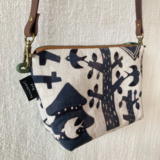 型染め マチありサコッシュポーチ・S「つばめの里」 | iichi 日々の暮らしを心地よくするハンドメイドやアンティークのマーケットプレイス