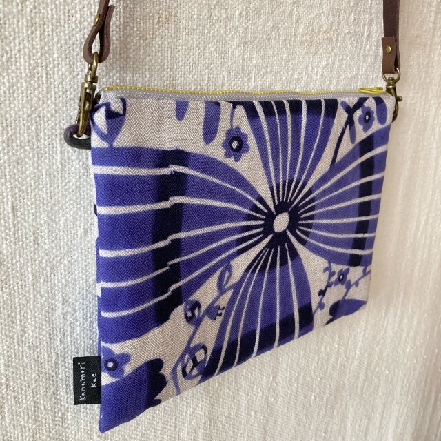 型染め サコッシュポーチ・M「ガーデン」 | iichi 日々の暮らしを心地よくするハンドメイドやアンティークのマーケットプレイス