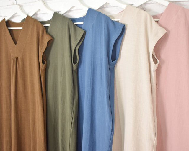 コットン素材のシンプルなVネックワンピース カーキ | iichi 日々の暮らしを心地よくするハンドメイドやアンティークのマーケットプレイス