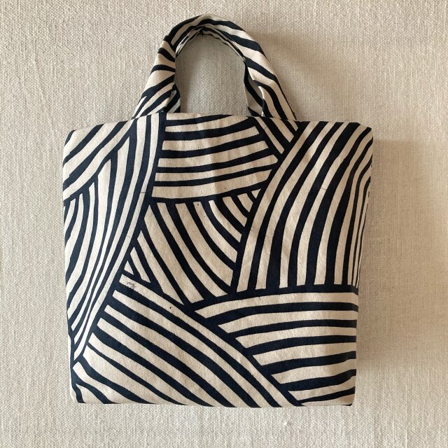 型染め 帆布トート（M）「糸巻き」 | iichi 日々の暮らしを心地よくするハンドメイドやアンティークのマーケットプレイス