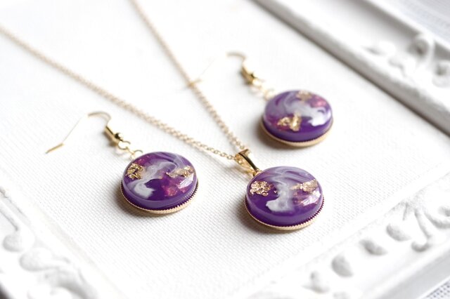 レジンアート ラウンドペンダント〈雨夜の品定め〉 | iichi 日々の暮らしを心地よくするハンドメイドやアンティークのマーケットプレイス