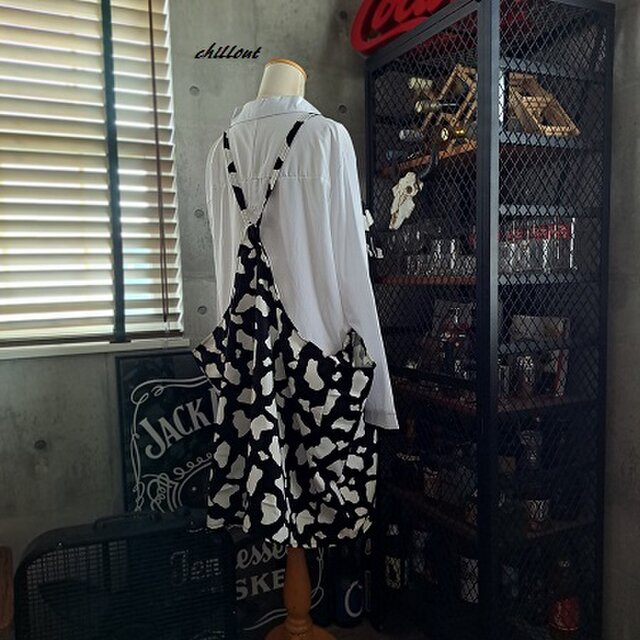 【背中がかわいい】エプロンドレス：牛柄：ブラック：コットン【0902】 | iichi 日々の暮らしを心地よくするハンドメイドやアンティークのマーケットプレイス