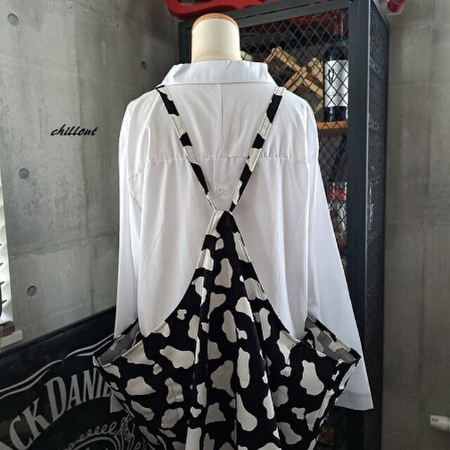 【背中がかわいい】エプロンドレス：牛柄：ブラック：コットン【0902】 | iichi 日々の暮らしを心地よくするハンドメイドやアンティークのマーケットプレイス