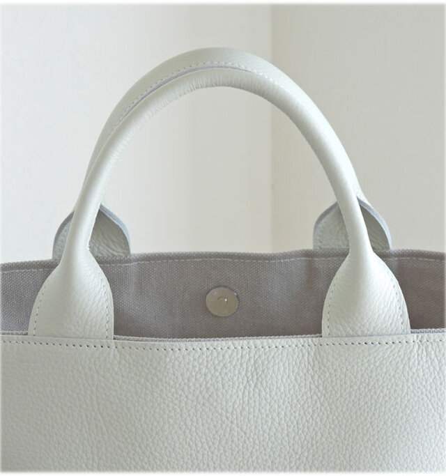 レザーミニトート レザーハンドル ホワイト | iichi 日々の暮らしを心地よくするハンドメイドやアンティークのマーケットプレイス