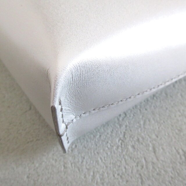 ちょっと贅沢♪《牛革》ハンドステッチ・BOXミニトート・パールホワイト・0583 | iichi 日々の暮らしを心地よくするハンドメイドやアンティークのマーケットプレイス