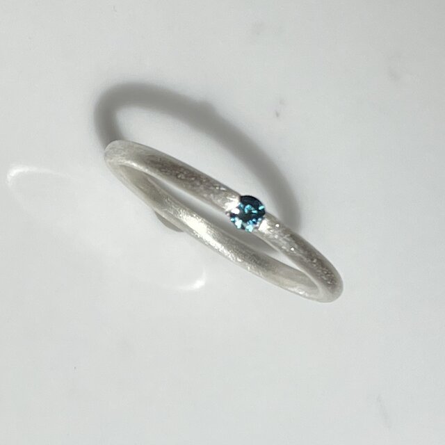 ディープブルー ダイヤモンド 2.6㎜ plain シルバーSV925リング | iichi 日々の暮らしを心地よくするハンドメイドやアンティークのマーケットプレイス
