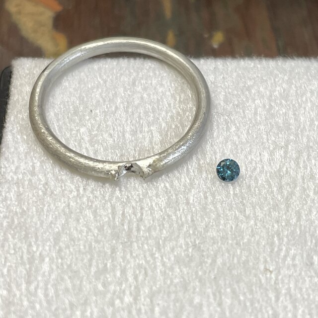 ディープブルー ダイヤモンド 2.6㎜ plain シルバーSV925リング | iichi 日々の暮らしを心地よくするハンドメイドやアンティークのマーケットプレイス