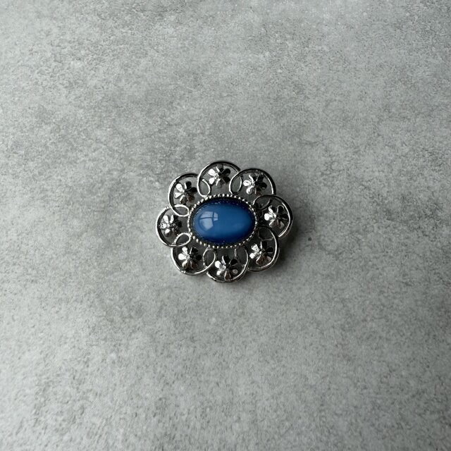 154｜空を映す花 – ヴィンテージブルーグラスブローチ | iichi 日々の暮らしを心地よくするハンドメイドやアンティークのマーケットプレイス