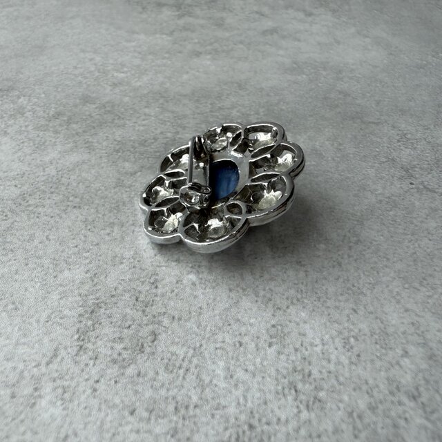 154｜空を映す花 – ヴィンテージブルーグラスブローチ | iichi 日々の暮らしを心地よくするハンドメイドやアンティークのマーケットプレイス