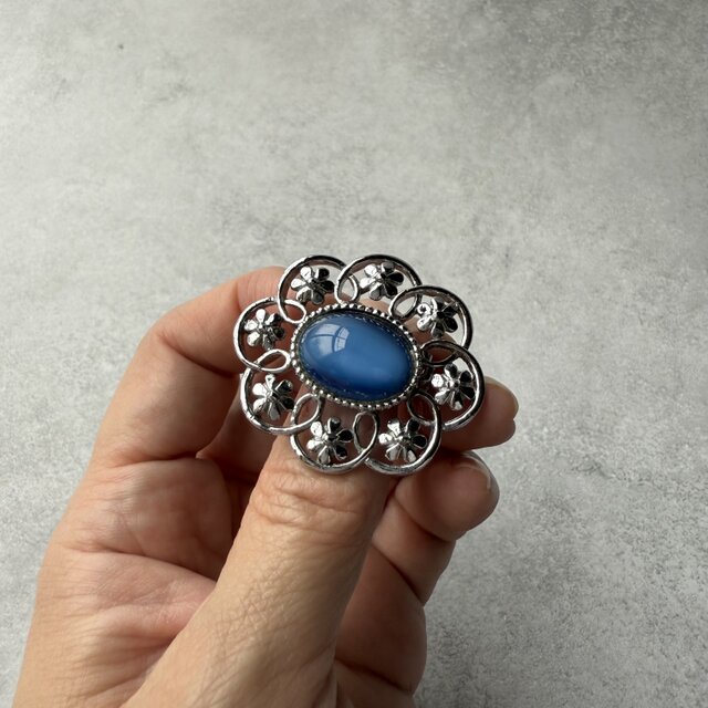 154｜空を映す花 – ヴィンテージブルーグラスブローチ | iichi 日々の暮らしを心地よくするハンドメイドやアンティークのマーケットプレイス