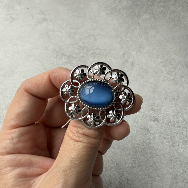 154｜空を映す花 – ヴィンテージブルーグラスブローチ | iichi 日々の暮らしを心地よくするハンドメイドやアンティークのマーケットプレイス