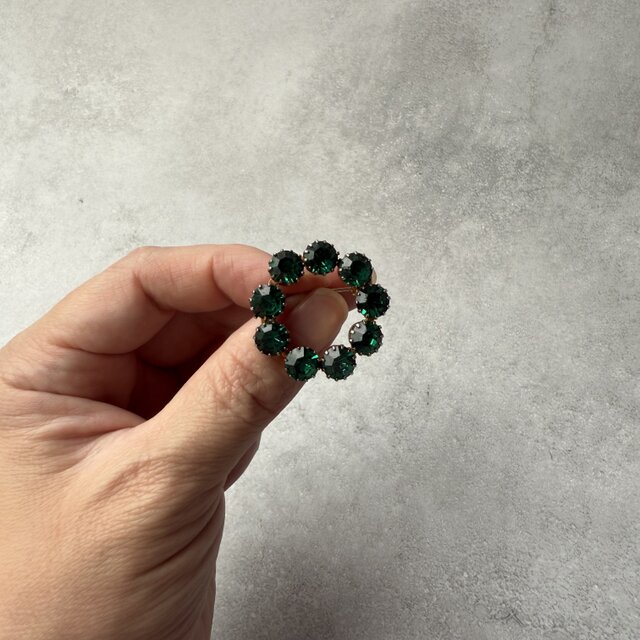 182｜エメラルドリース – 緑石のサークルブローチ | iichi 日々の暮らしを心地よくするハンドメイドやアンティークのマーケットプレイス