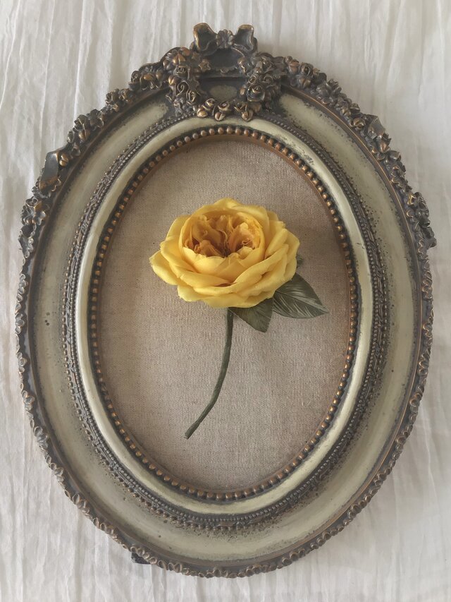 〈染め花〉イングリッシュローズのコサージュ（小輪・イエロー) | iichi 日々の暮らしを心地よくするハンドメイドやアンティークのマーケットプレイス