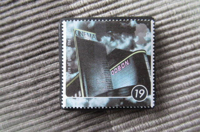 イギリス 映画100年切手ブローチ10492 | iichi 日々の暮らしを心地よくするハンドメイドやアンティークのマーケットプレイス