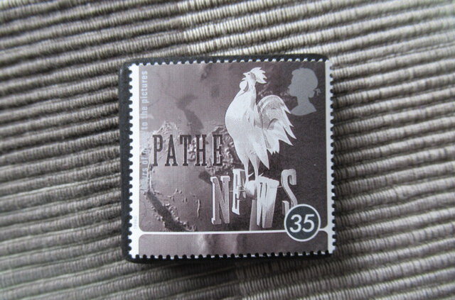 イギリス 映画100年切手ブローチ10495 | iichi 日々の暮らしを心地よくするハンドメイドやアンティークのマーケットプレイス