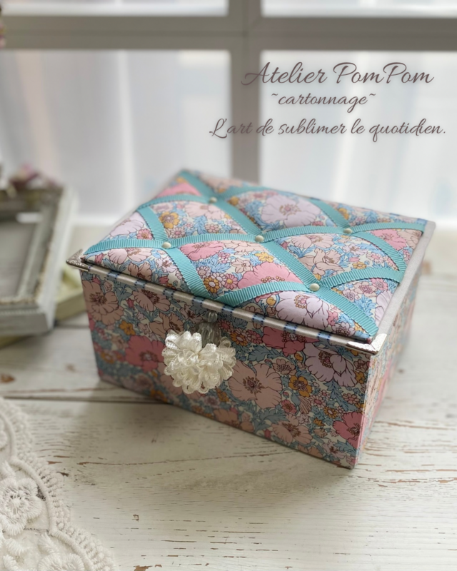Pomlid Petite＊Ribbon Boîte（リボン仕立ての小箱）/ホワイトタッセル | iichi 日々の暮らしを心地よくするハンドメイドやアンティークのマーケットプレイス