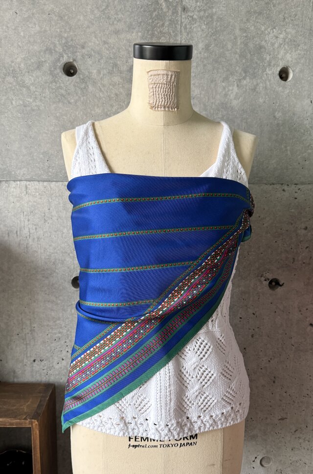 SC10-ヴィンテージスカーフ Italy 1980s Geometric Art Square Scarf | iichi 日々の暮らしを心地よくするハンドメイドやアンティークのマーケットプレイス