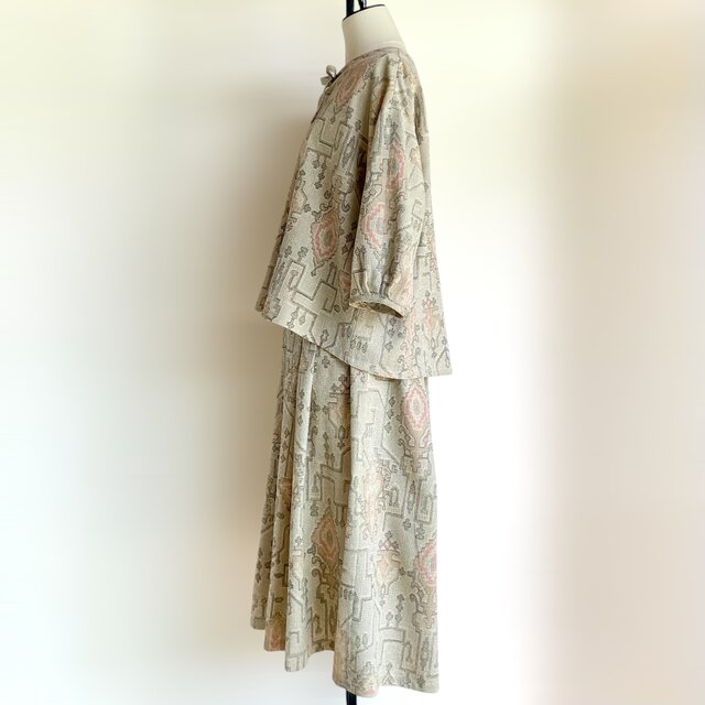 リボンブラウス プリーツスカート セットアップ【送料込み】着物リメイク ベージュ | iichi 日々の暮らしを心地よくするハンドメイドやアンティークのマーケットプレイス