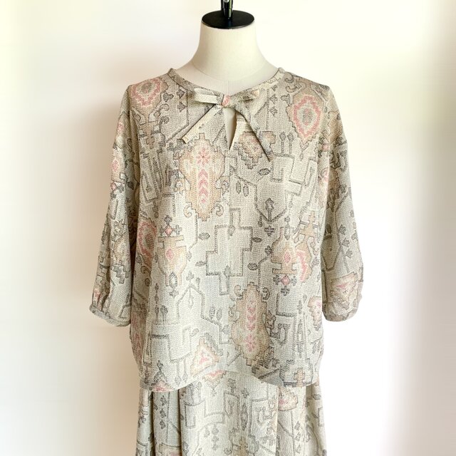 リボンブラウス プリーツスカート セットアップ【送料込み】着物リメイク ベージュ | iichi 日々の暮らしを心地よくするハンドメイドやアンティークのマーケットプレイス