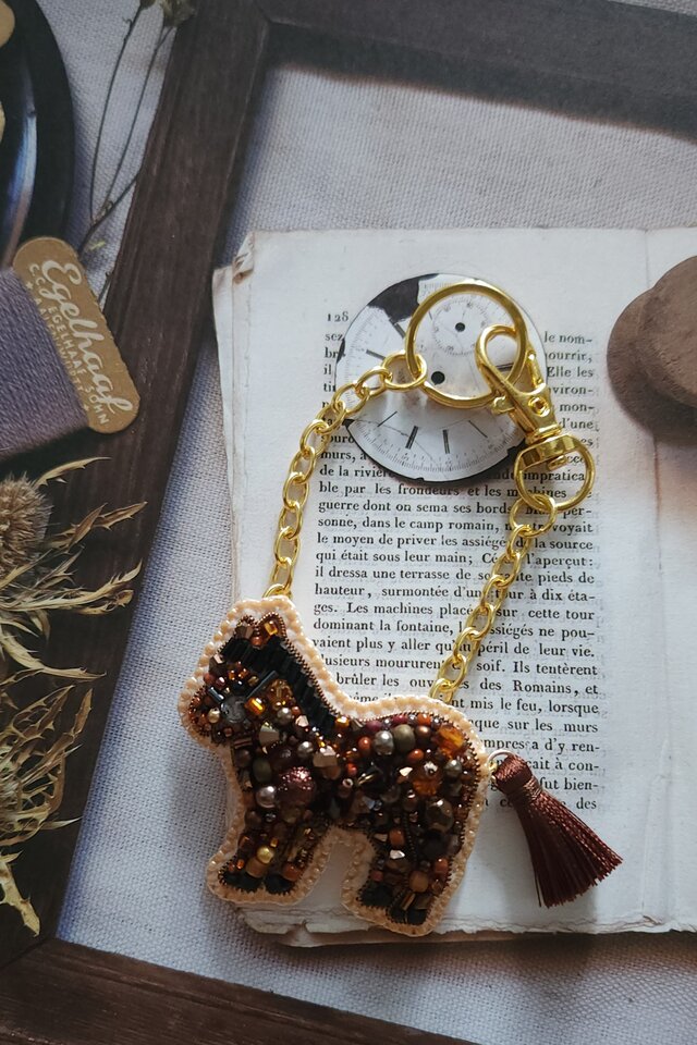 お馬さんのきらきらバッグチャーム | iichi 日々の暮らしを心地よくするハンドメイドやアンティークのマーケットプレイス