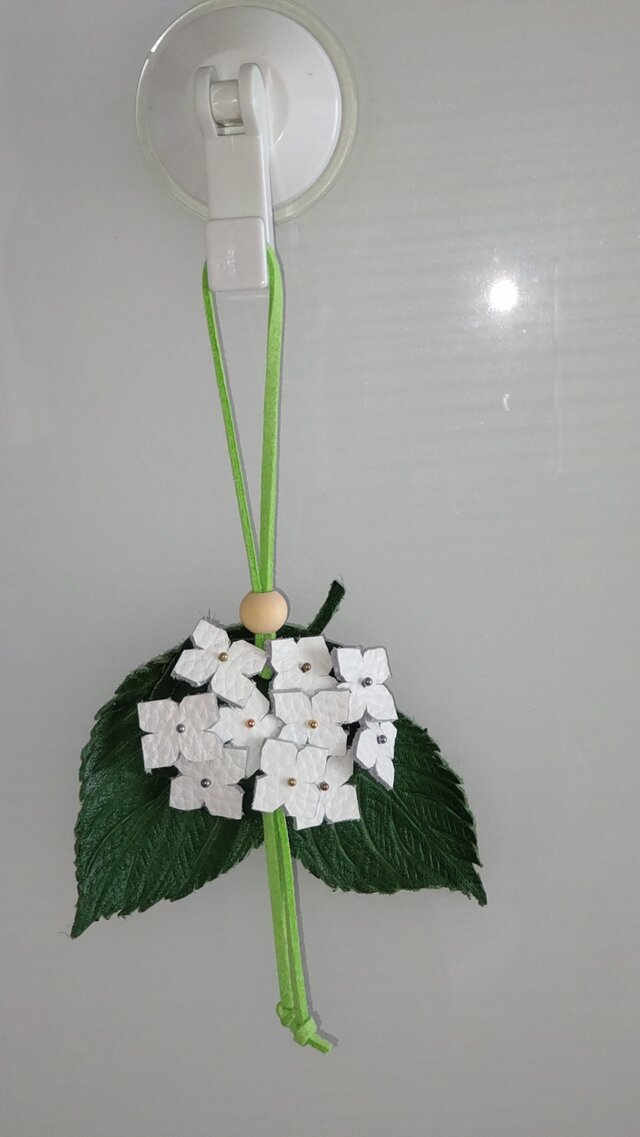 アジサイ バック、帽子チャーム | iichi 日々の暮らしを心地よくするハンドメイドやアンティークのマーケットプレイス