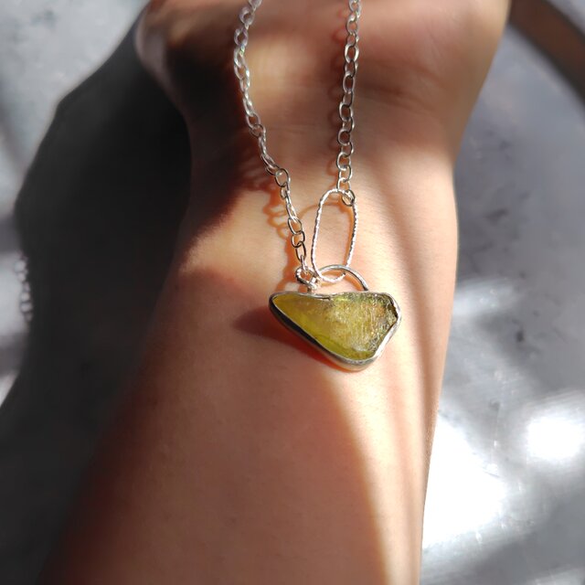 スフェーンシルバーネックレス | iichi 日々の暮らしを心地よくするハンドメイドやアンティークのマーケットプレイス