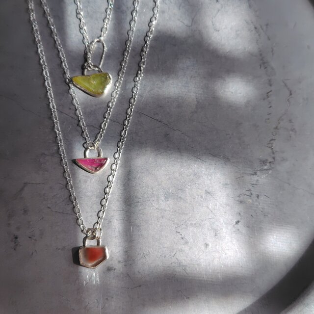 スフェーンシルバーネックレス | iichi 日々の暮らしを心地よくするハンドメイドやアンティークのマーケットプレイス