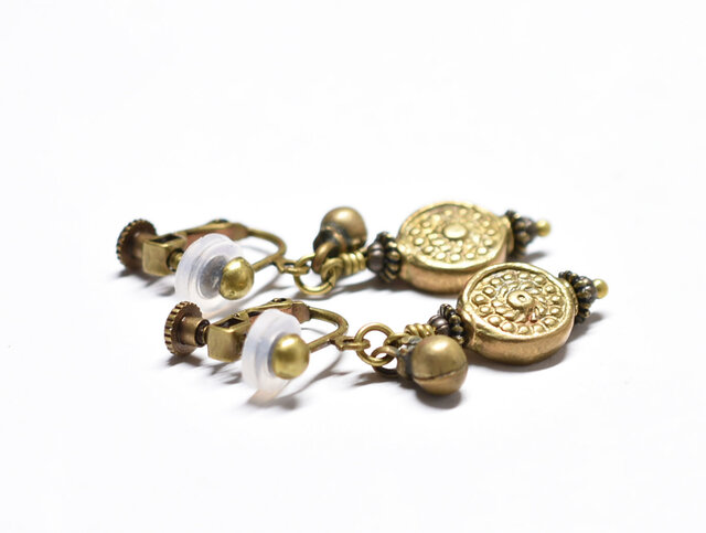 「J様専用」コインの様なインドブラス、小さな民族鈴イヤリング | iichi 日々の暮らしを心地よくするハンドメイドやアンティークのマーケットプレイス