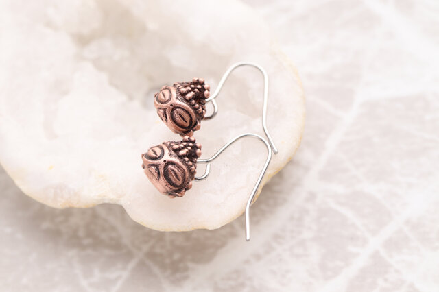 ゆらゆら揺れる可愛さ♡ 「ちびどぐりんプチ」フックピアス （700-055/純銅製） | iichi 日々の暮らしを心地よくするハンドメイドやアンティークのマーケットプレイス