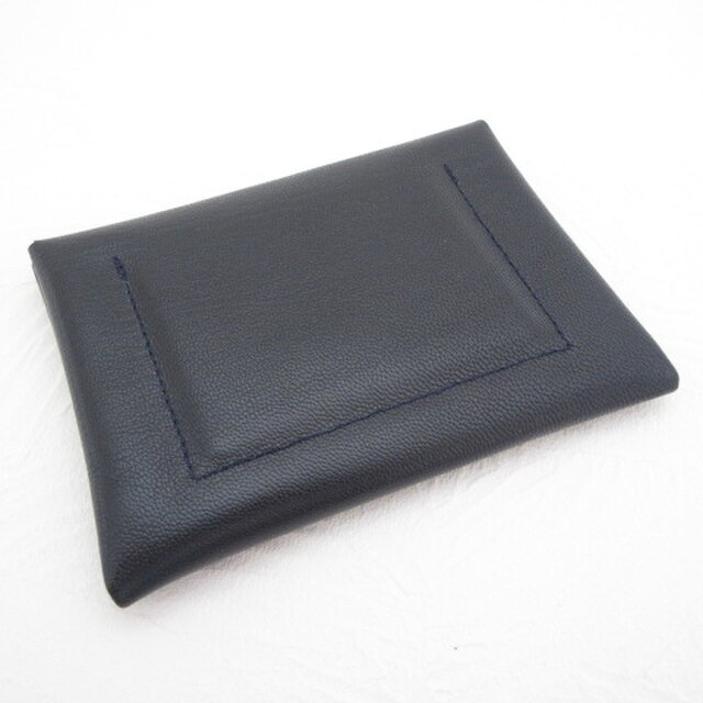 B7対応パスポートケース《ゴートスキン》ダークネイビー・カードポケット付き・0157 | iichi 日々の暮らしを心地よくするハンドメイドやアンティークのマーケットプレイス